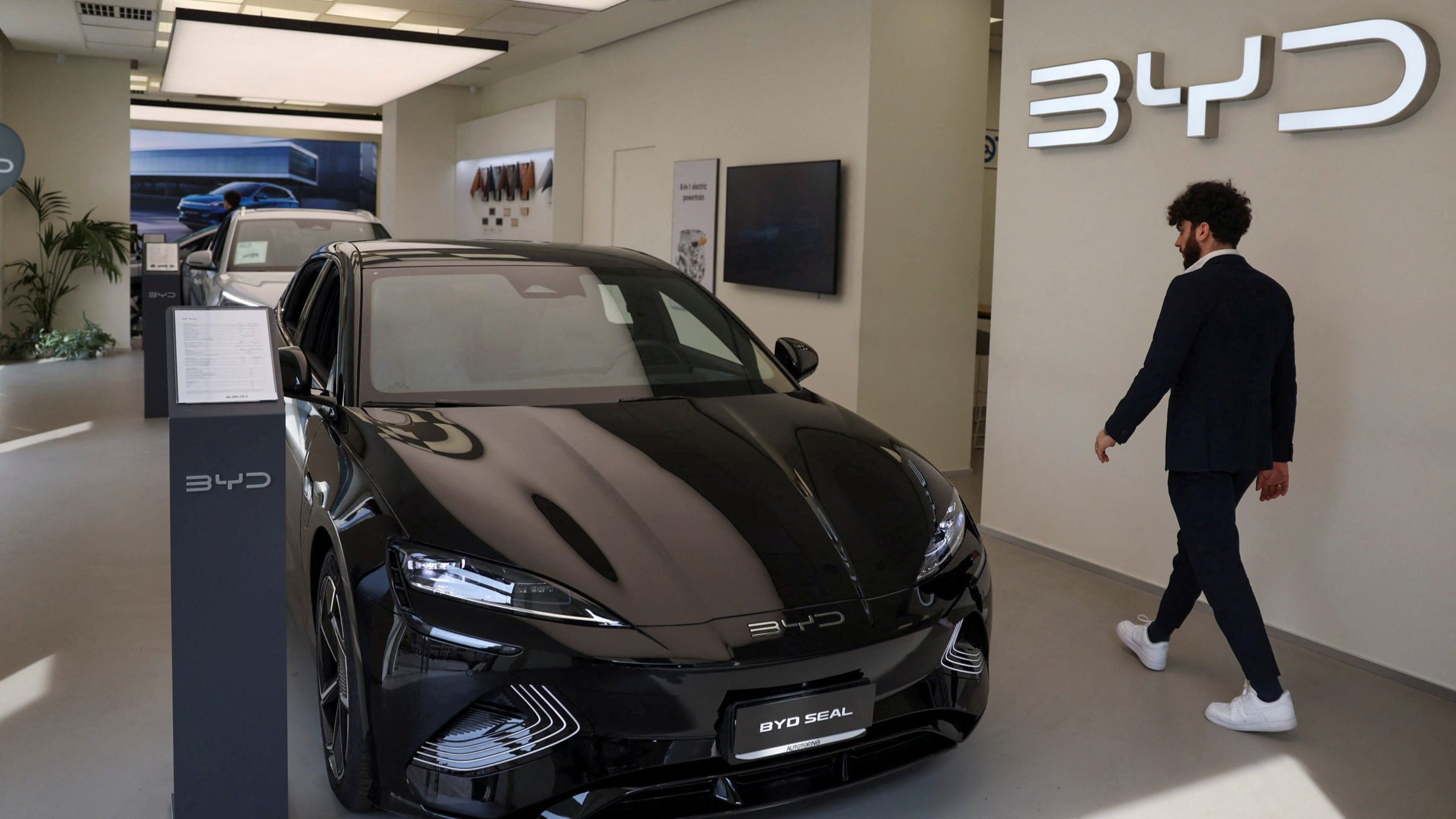 BYD Unveils New Hybrid Tech As Battle With Gasoline Rivals Heats Up ...